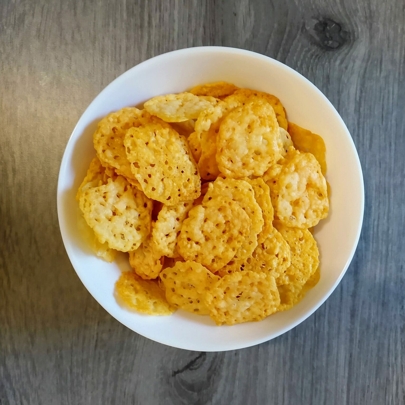 Ketogeeniset sipsit juustokuutioista | Ketogeeniset reseptit